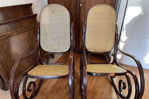Старинное венское кресло качалка Гнутый Бук Тоннет
