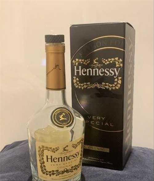 Коробка от коньяка Hennessy V.S. 0,7 и бутылка