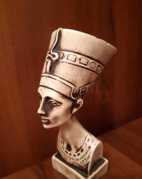 Кашпо бюст Нефертити. Бюст Нефертити статуэтка. Соболиная шапка Нефертити. Натюрморт бюст Нефертити.