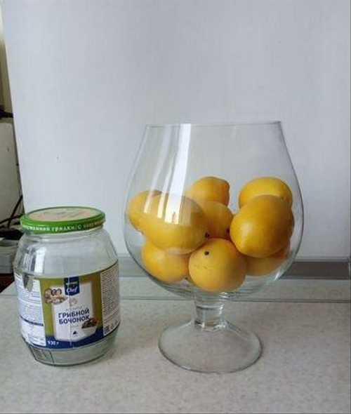Ваза с лимонами можно под аквариум