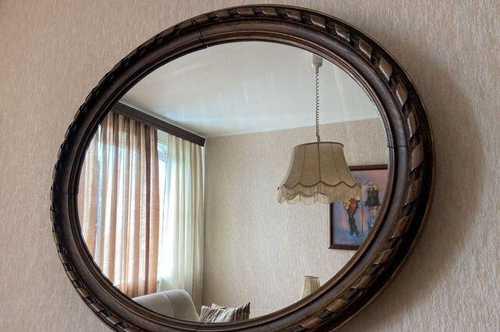 Старинное настенное овальное зеркало в резной раме