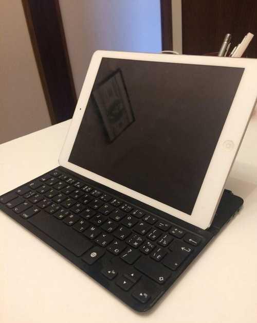 Белый iPad 2 + клавиатура Logitech