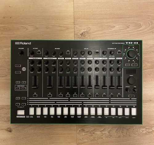 Roland TR-8