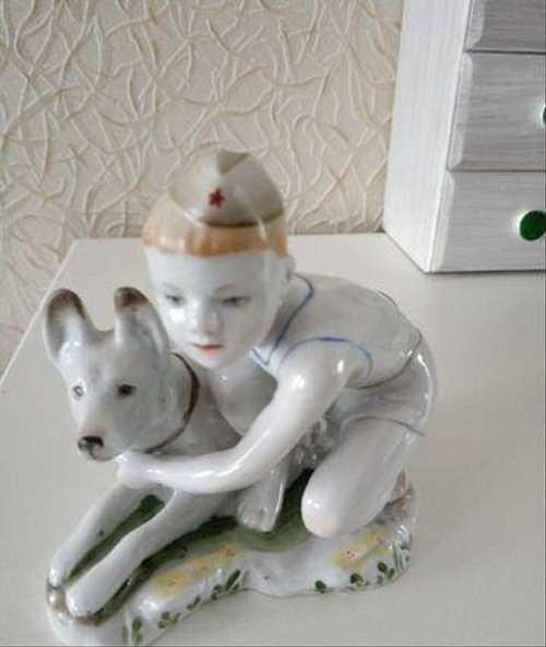 Фарфоровая статуэтка "Мальчик с собакой" лфз + др