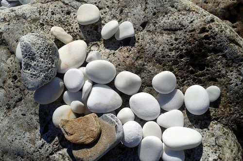 Природный камень галька белая