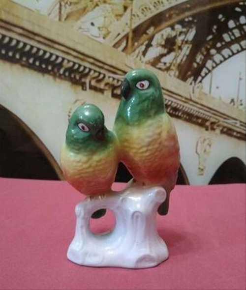 Фарфоровая статуэтка попугаи
