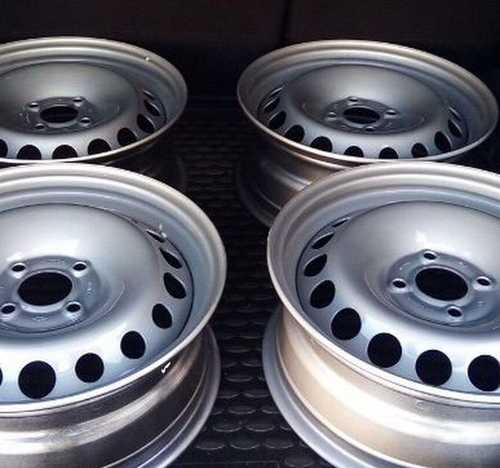 Штампованные диски Accuride R15, Logan, серебро