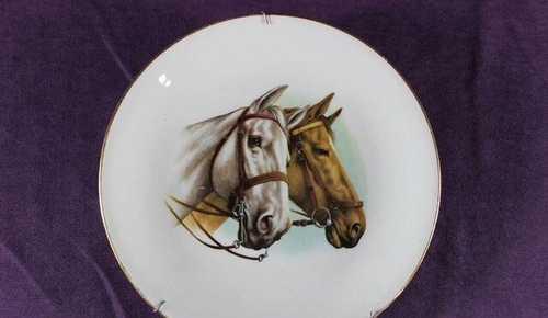 Тарелка белая настенная с двумя лошадьми