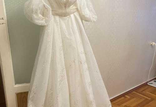 Свадебное платье со шлейфом 46