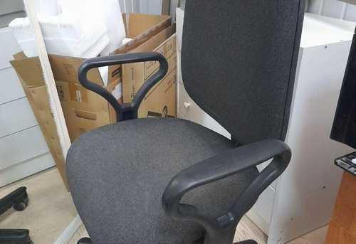 Компьютерное кресло бу серого цвета