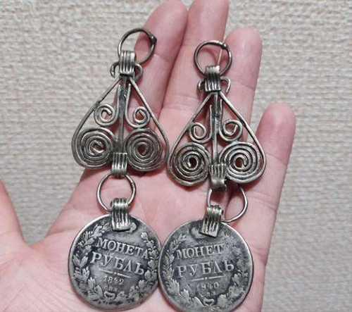 Старинные серьги, монисто, монеты