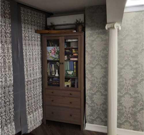 Шкаф IKEA Hemnes с витринной частью