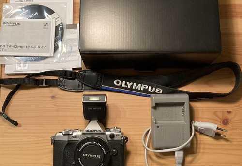 Olympus OM-D E-M5 Mark II с объективом
