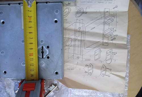 Замок врезной для двери и три ключа