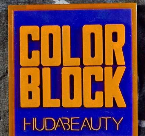 Бу палетка теней Huda Beauty Color Blast