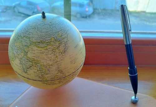 Письменный прибор с глобусом и перьевой ручкой