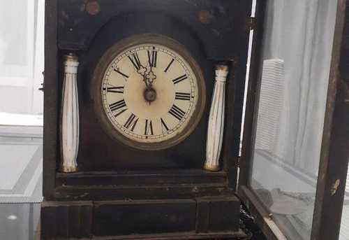 Старинные настенные часы с маятником