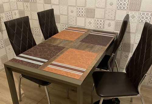 Кухонный стол и стулья в хорошем состоянии