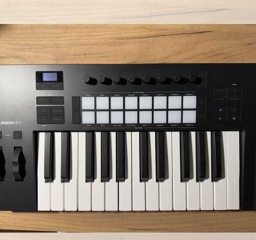 Novation Launchkey 25 MK4 миди-клавиатура