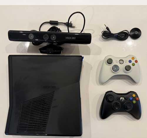 Microsoft Xbox 360 S, 250 ГБ, Прошитая, 2 геймпада