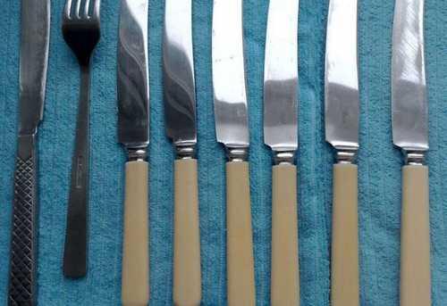 Кухонные ножи и вилка