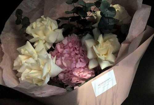 Букет роз (букет цветов с розой и гортензией)