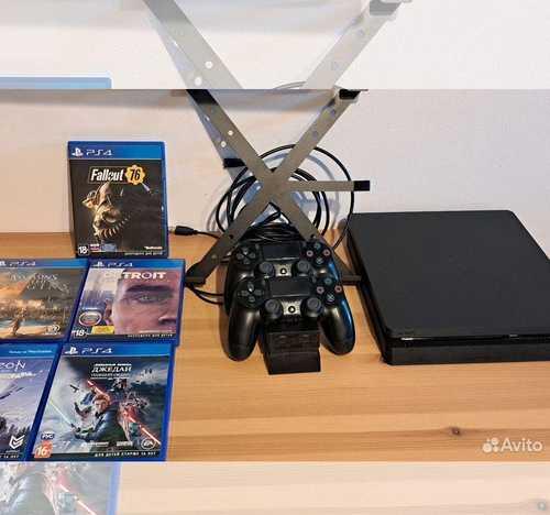 Продам игровую приставку ps4 slim