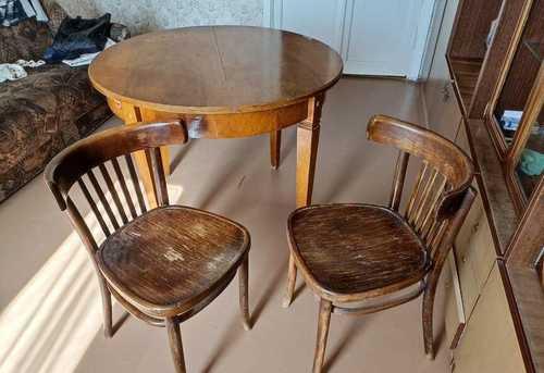 Обеденный стол и пара стульев