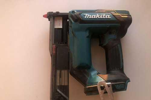 Аккумуляторный нейллер makita