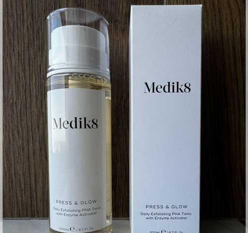 Medik8 Press and Glow Tonic отщелушивающий тоник