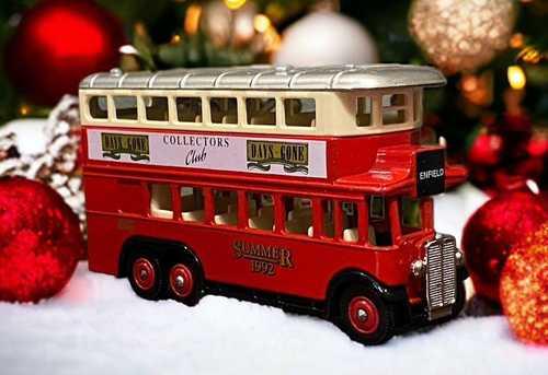 Модель игрушка новогоднего автобуса