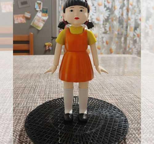 Кукла из игры кальмара