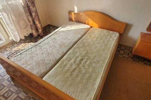 Кровать двуспальная с матрасами