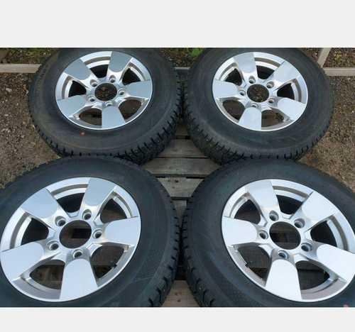 Нива Зима шипы R15 205/70 Hankook 5x139.7 Skad