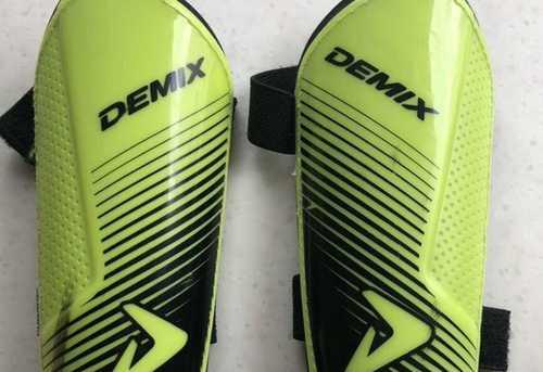 Футбольные щитки и перчатки Demix