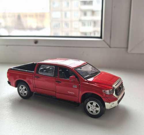 Моделька машины Toyota tundra