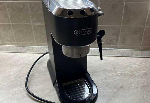 Кофеварка рожковая DeLonghi EC685.BK