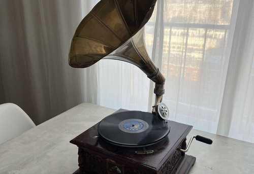 Старинный граммофон His Master's Voice