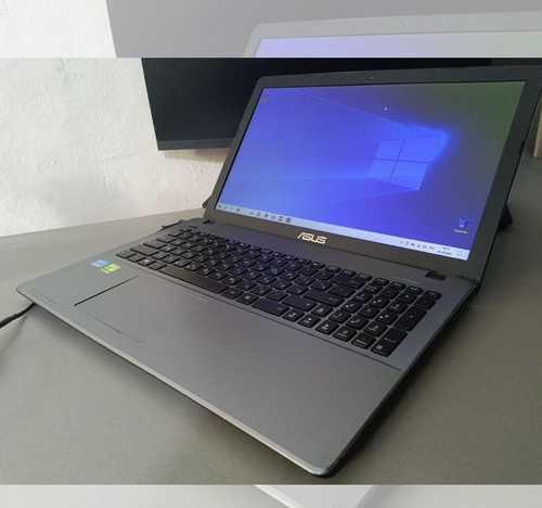 Asus: 15,6, i5-3337, gt720, 8gb, ssd hdd