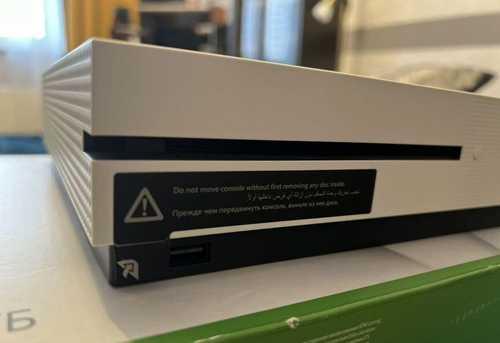 Xbox One S с играми (дисками) отличное состояние