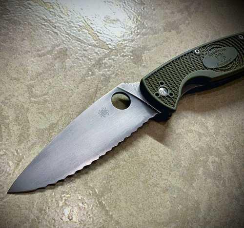 Нож складной Spyderco Resilience Veff serrated