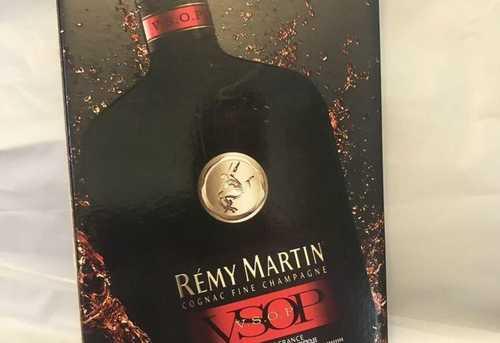 Бутылка и коробка из под коньяка remy martin