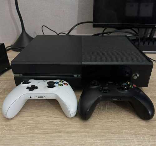 Xbox One 500 gb 2 геймпада fc 24