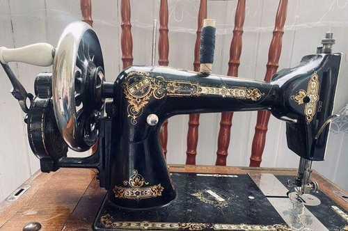 Антикварная швейная машинка