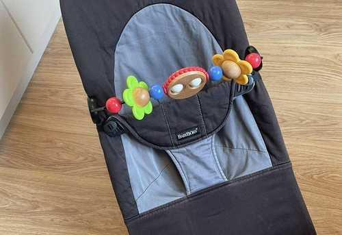 Шезлонг babybjorn с игрушкой