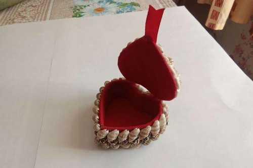 Шкатулка в форме сердечка из ракушек