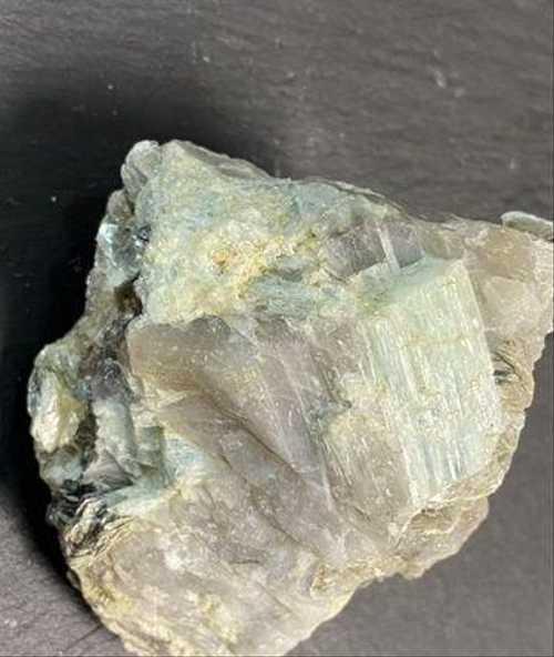Аквамарин кристалл в породе камень