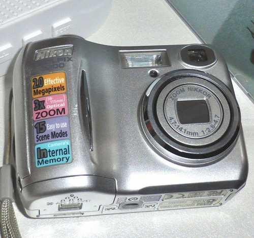 Винтажная цифровая мыльница Nikon 2200 (2004)