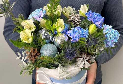 Новогодняя композиция с цветами в голубой гамме