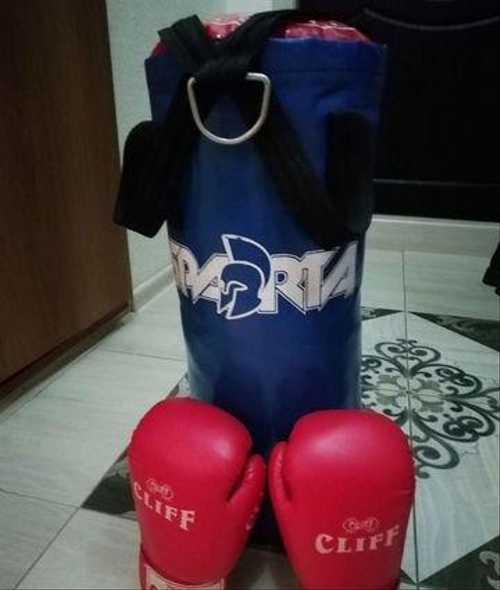 Боксерские перчатки и мешок